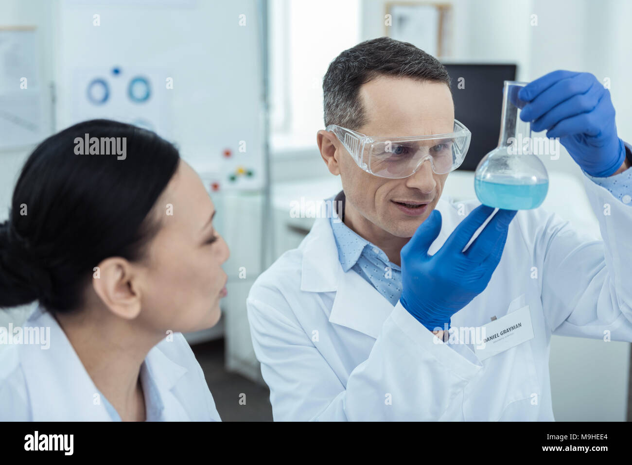Inhalt die Forscher ein Experiment im Labor Stockfotografie - Alamy
