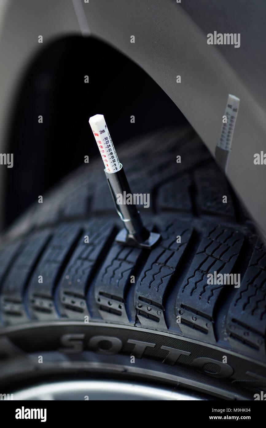Profil profiltiefe reifen reifen -Fotos und -Bildmaterial in hoher ...