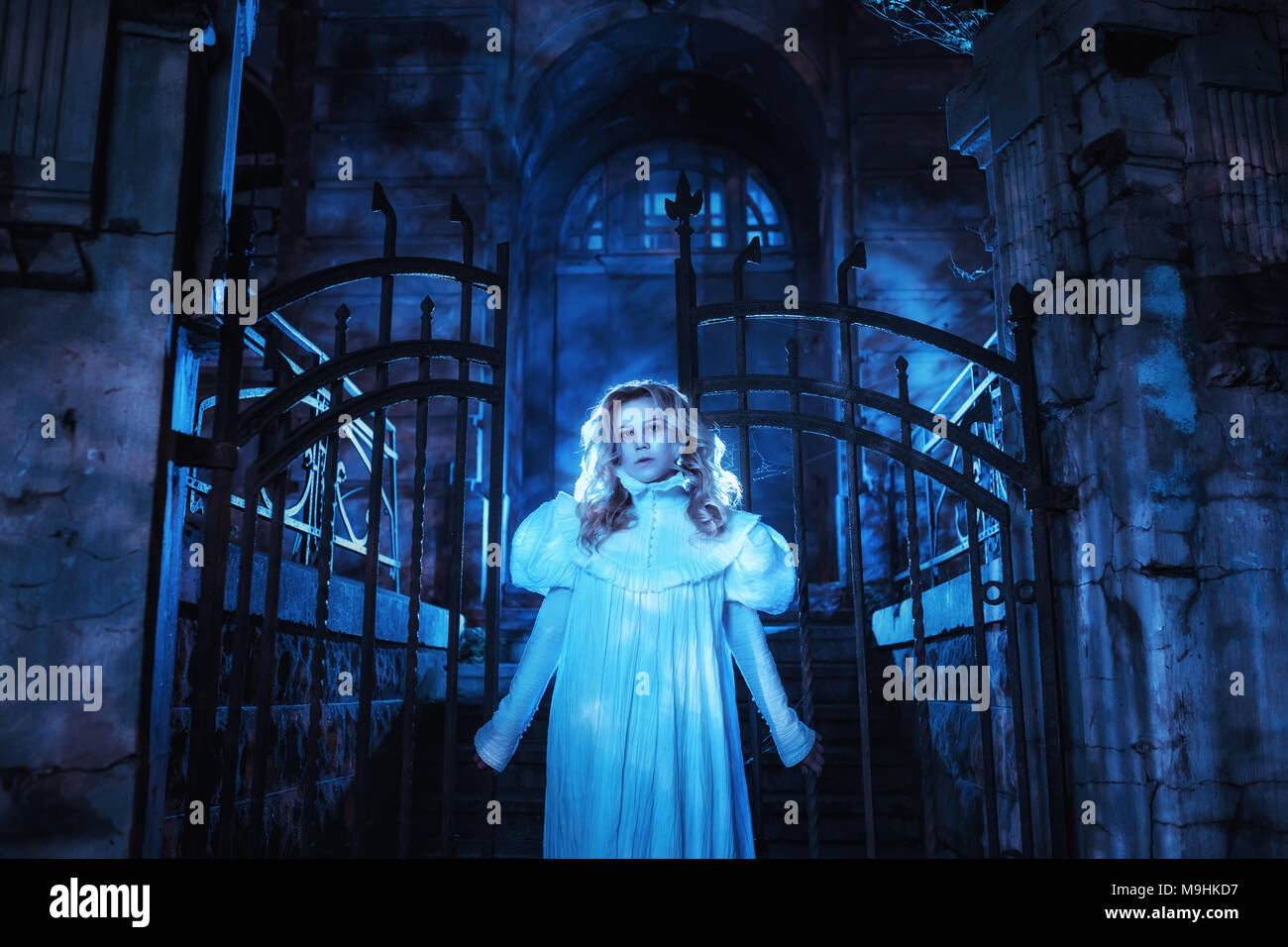 Geister frau -Fotos und -Bildmaterial in hoher Auflösung – Alamy