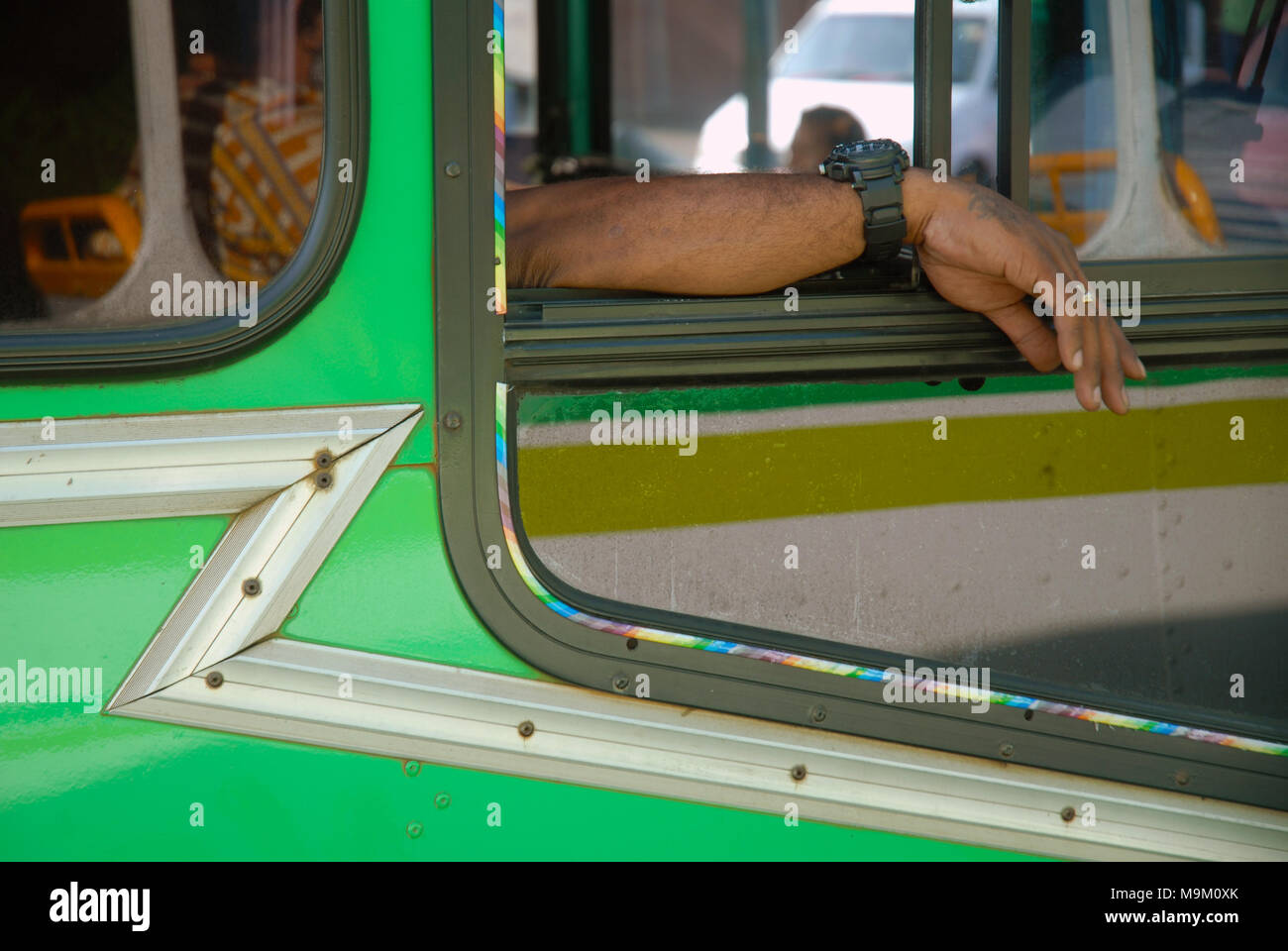 Passagiere sitzen im bus -Fotos und -Bildmaterial in hoher Auflösung ...