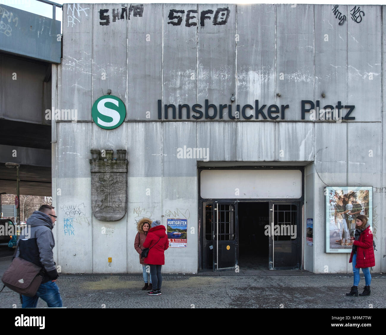 Berlin Schöneberg. Innsbrucker Platz S-Bahn Eingang mit S-Bahn Zeichen ...