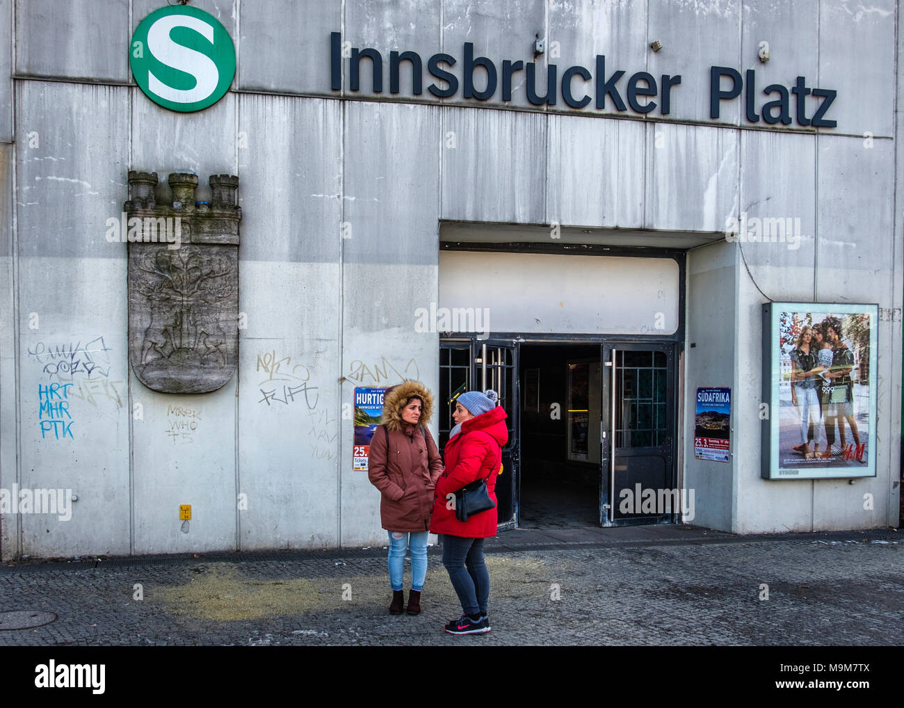 Berlin Schöneberg. Innsbrucker Platz S-Bahn Eingang mit S-Bahn Zeichen ...