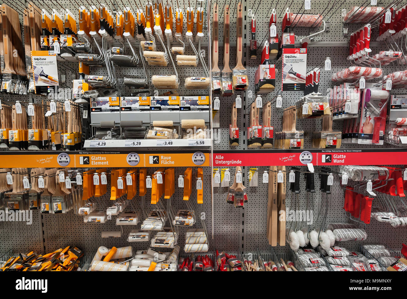 Der Maler Utensilien, Pinsel und Rollen, Hardware Store, Interieur ...