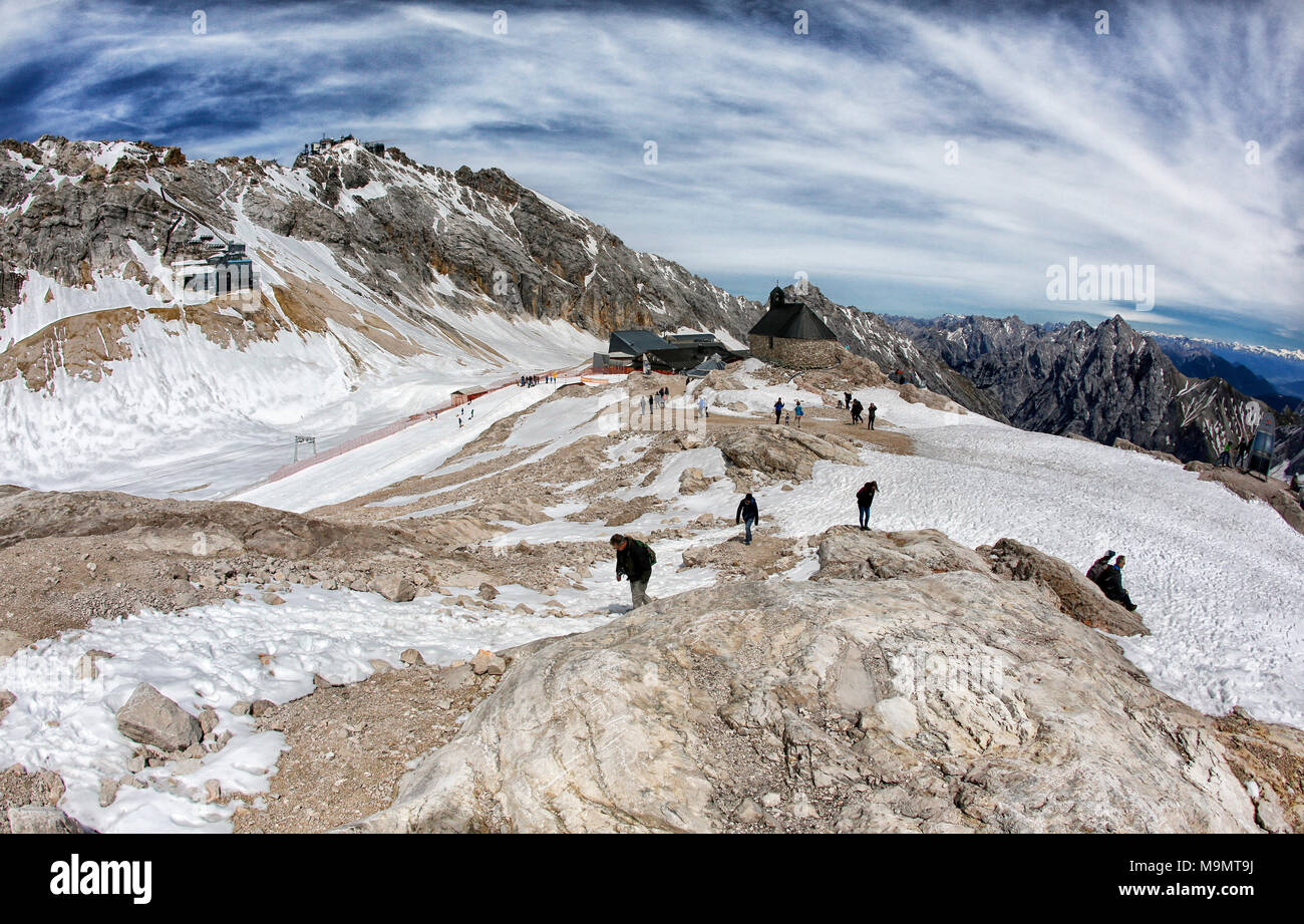 Zugspitzplatt mit Bergstation und Kapelle Maria Heimsuchung, Zugspitze ...