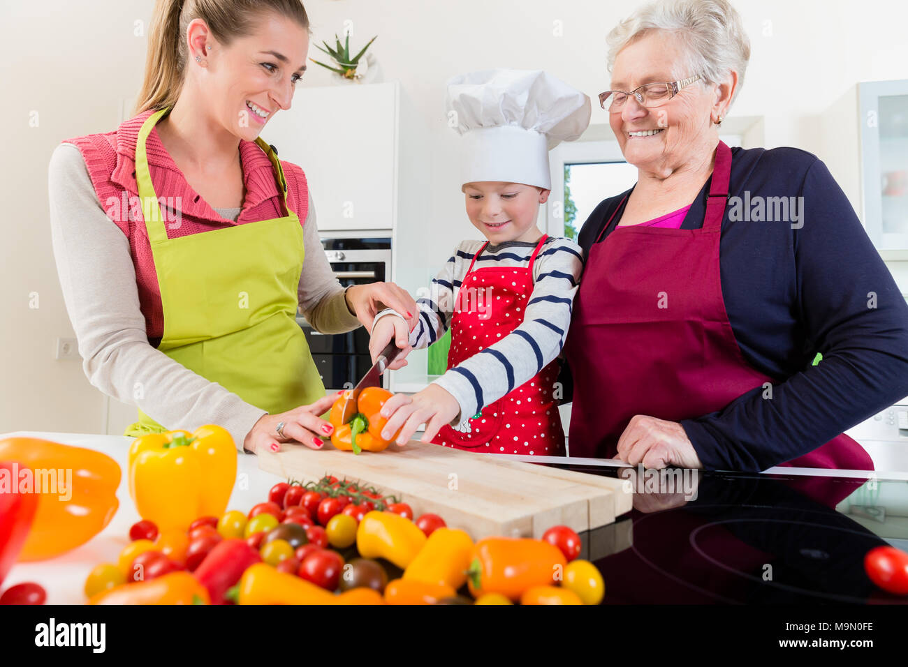 Familie kochen -Fotos und -Bildmaterial in hoher Auflösung – Alamy