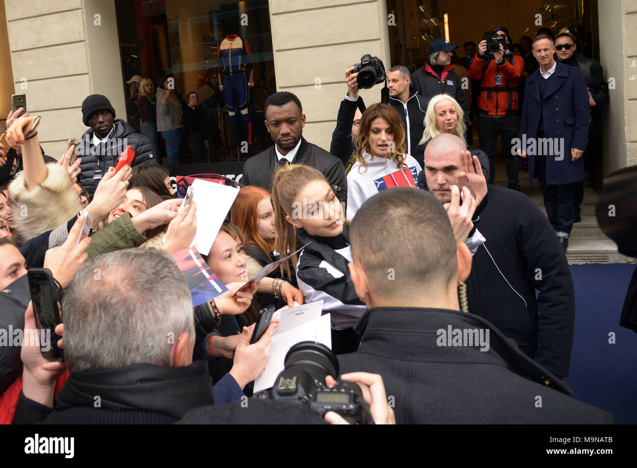 Gigi Hadid fährt vom TOMMYXGIGI Präsentation mit: Gigi Hadid Wo ...
