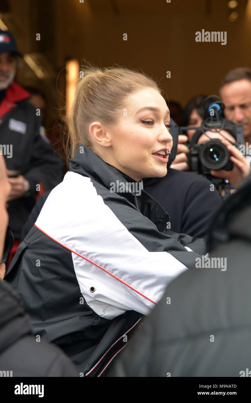 Gigi Hadid fährt vom TOMMYXGIGI Präsentation mit: Gigi Hadid Wo ...