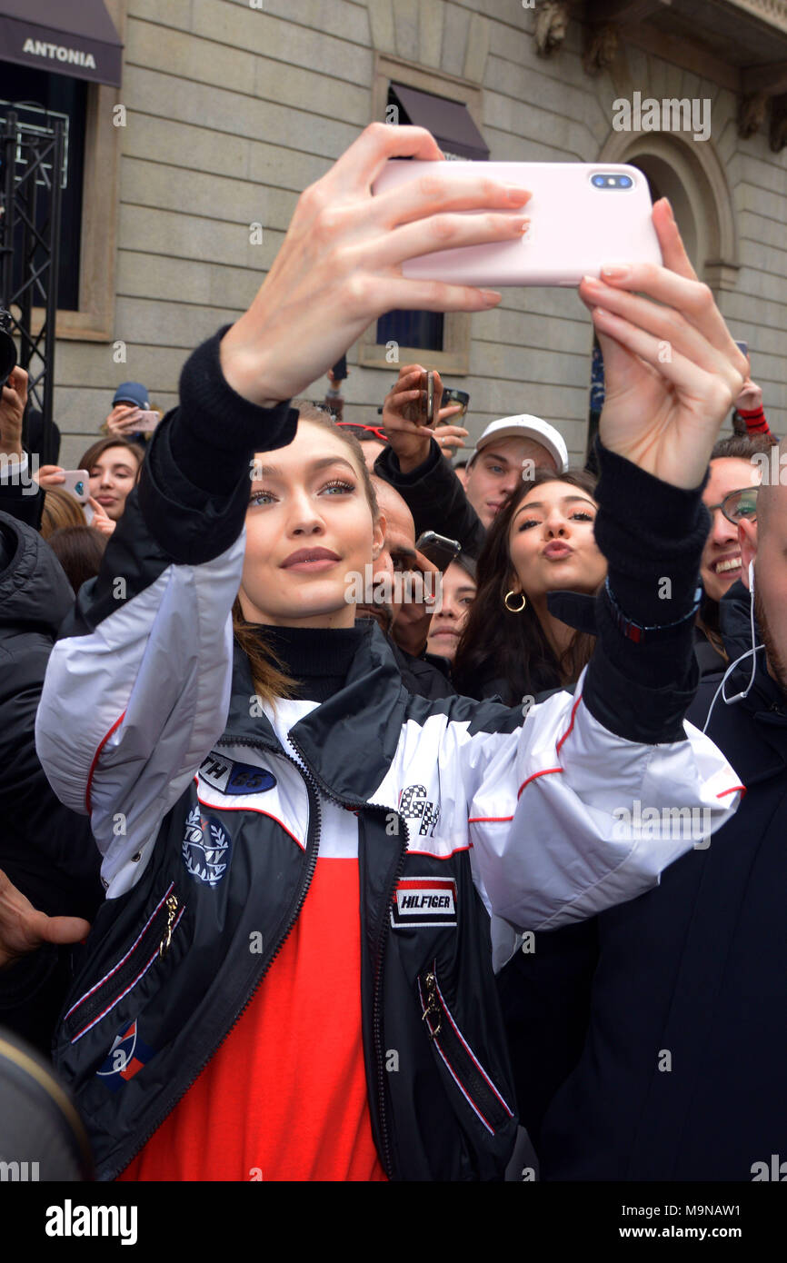 Gigi Hadid fährt vom TOMMYXGIGI Präsentation mit: Gigi Hadid Wo ...