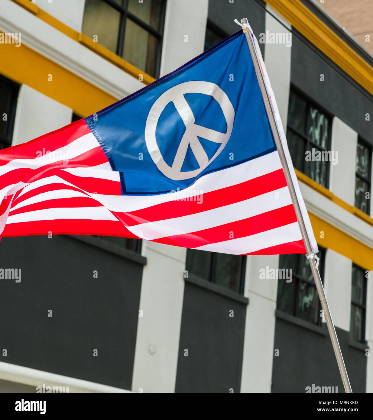Flagge frieden -Fotos und -Bildmaterial in hoher Auflösung – Alamy