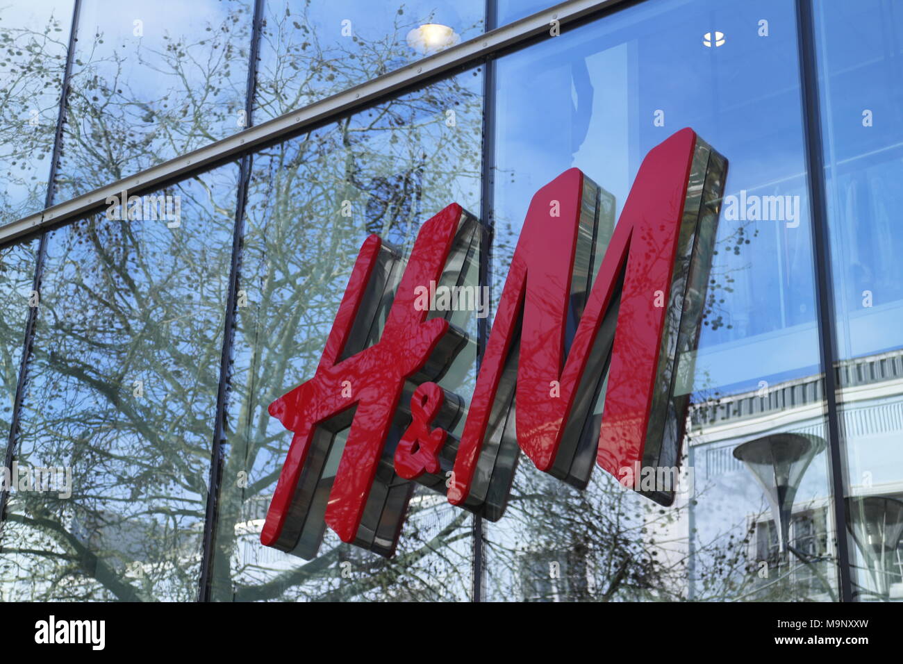 H&m store -Fotos und -Bildmaterial in hoher Auflösung – Alamy