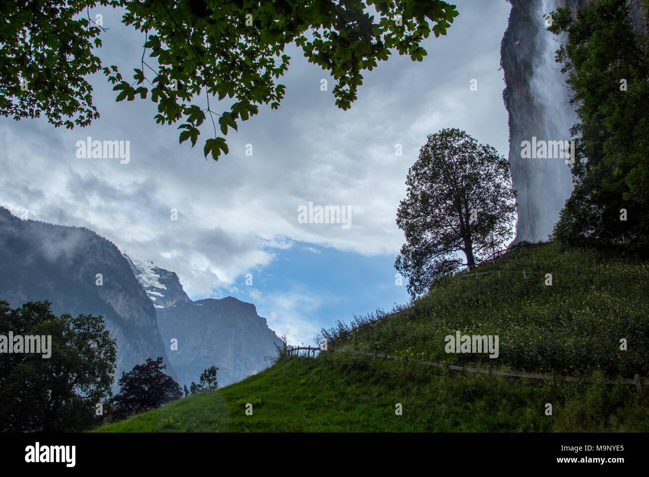 Wasserfall in den schweizer bergen -Fotos und -Bildmaterial in hoher ...