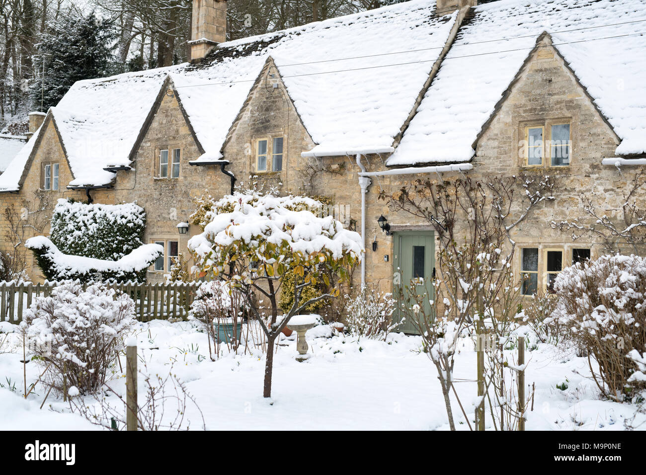 Cotswold Stone Cottages im Winter Schnee. Bibury, Cotswolds ...