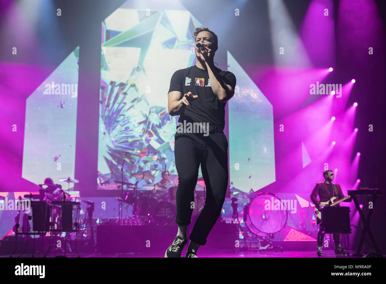 Imagine dragons frontman -Fotos und -Bildmaterial in hoher Auflösung ...