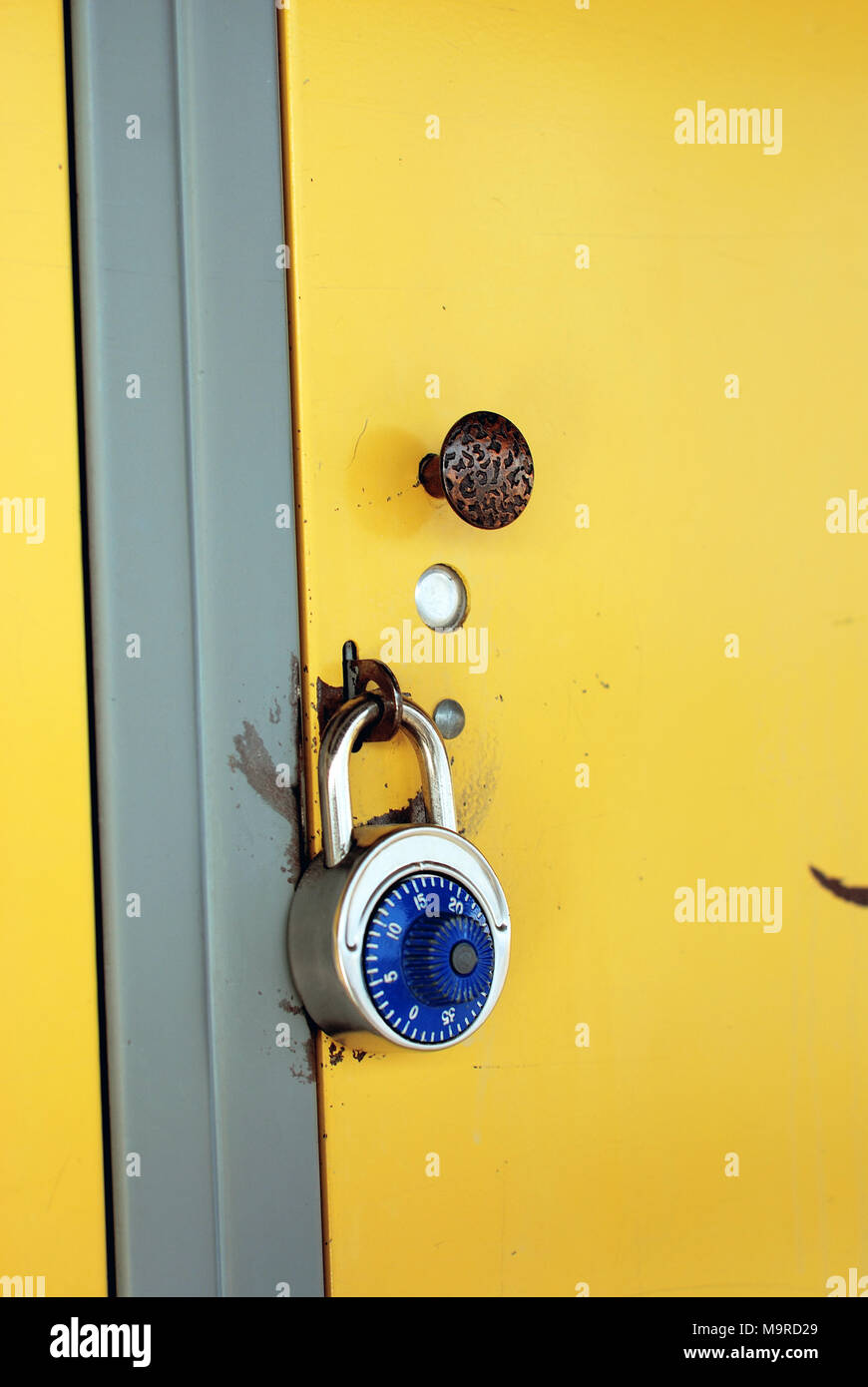 Gelbe Schule Spind mit blauem Zahlenschloss - die Tür von einem gelben ...