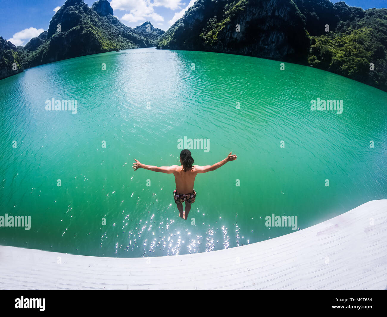 Mann Springt Vom Boot Ins Meer Stockfotos und -bilder Kaufen - Alamy