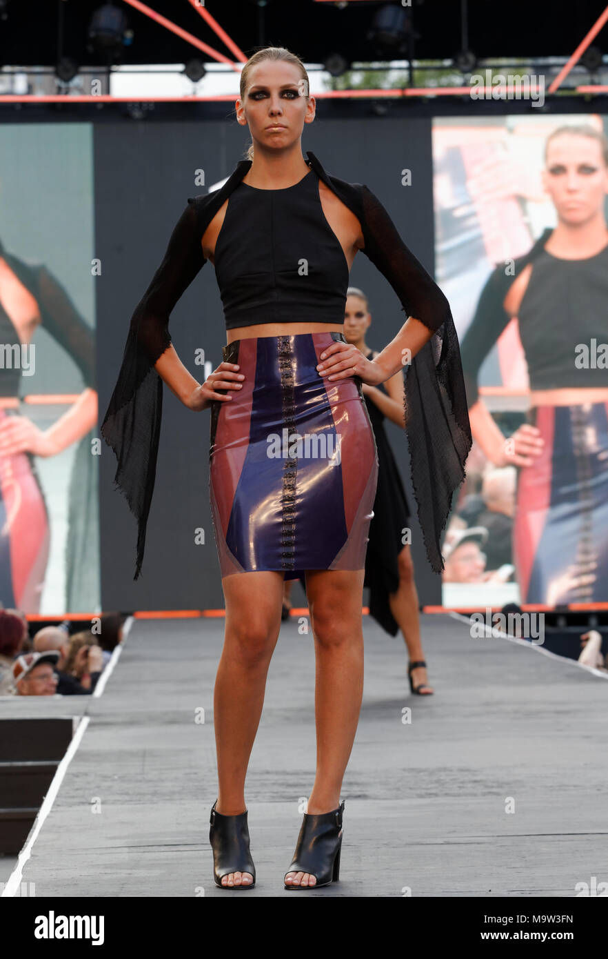 Latex fashion show -Fotos und -Bildmaterial in hoher Auflösung – Alamy