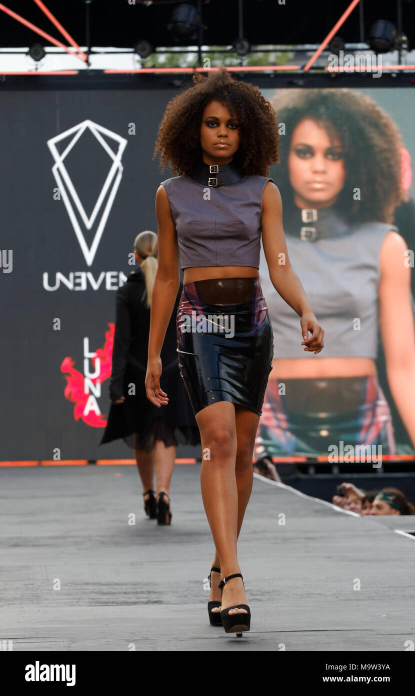 Latex fashion show -Fotos und -Bildmaterial in hoher Auflösung – Alamy