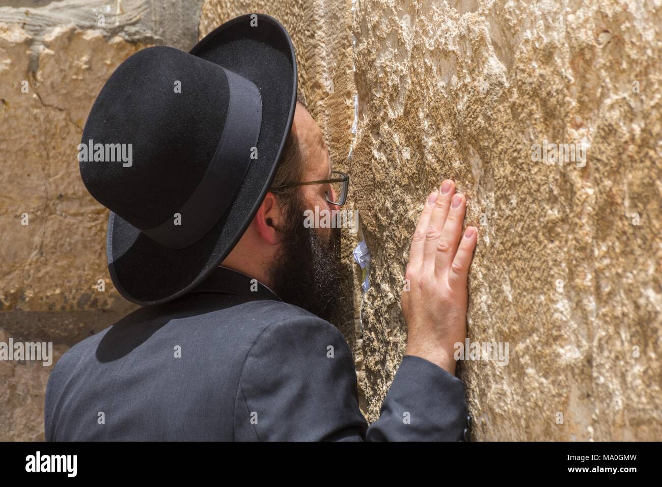 Orthodoxe Juden in der Synagoge an der Klagemauer beten (Klagemauer) im ...