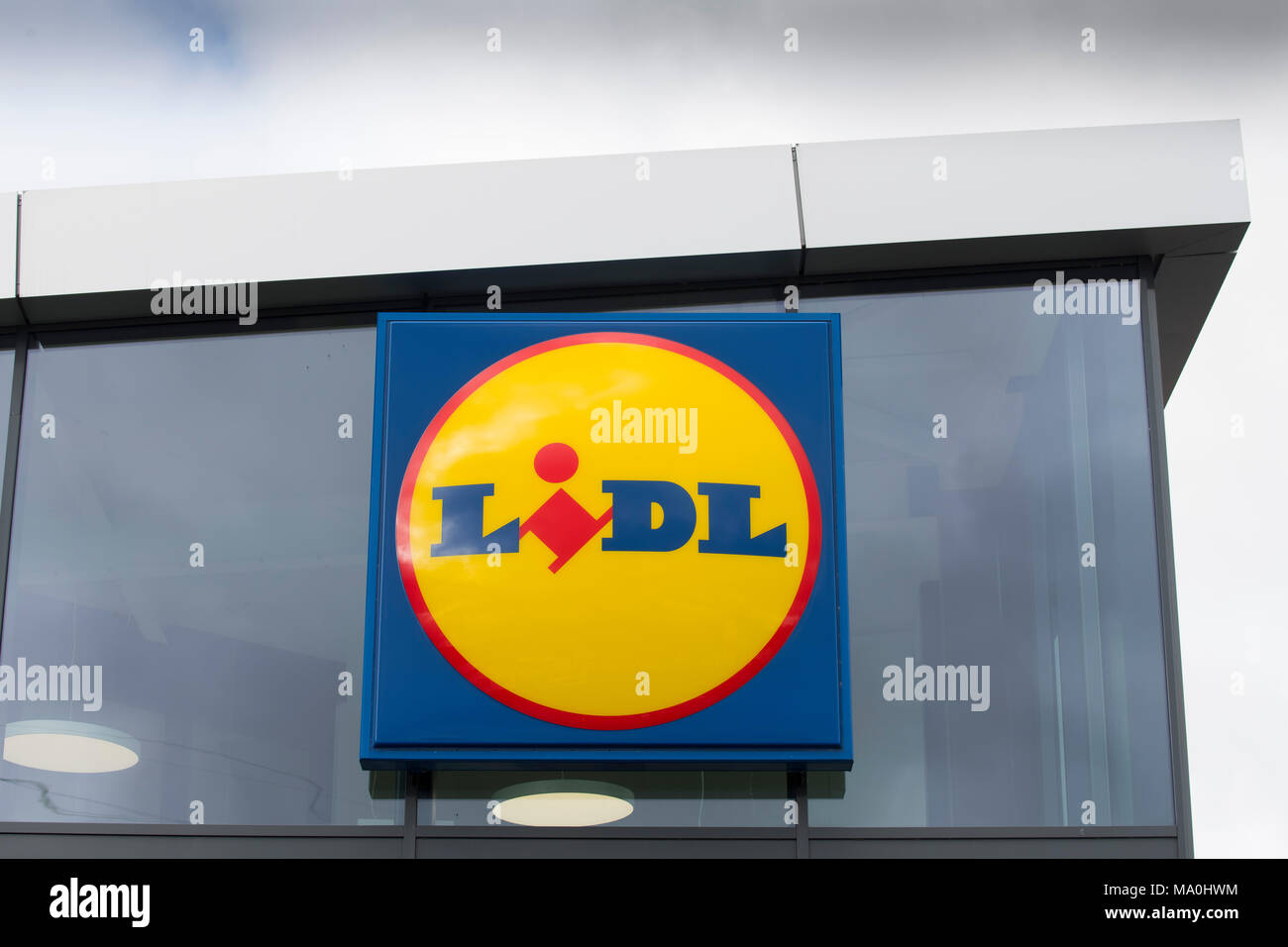 Lidl zeichen high street -Fotos und -Bildmaterial in hoher Auflösung ...