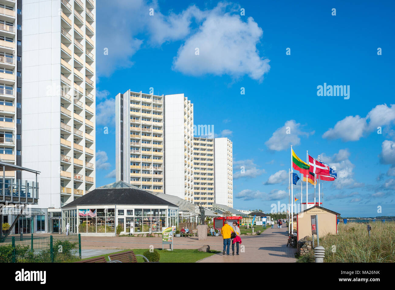 Die Strandpromenade mit dem Hotel und Holiday Center IFA, Burgtiefe ...