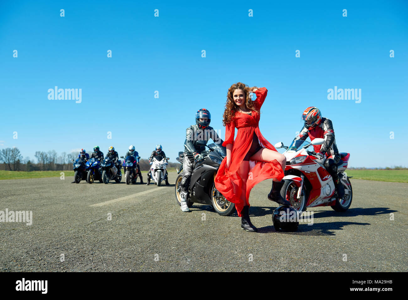 Frau posiert auf motorrad -Fotos und -Bildmaterial in hoher Auflösung ...