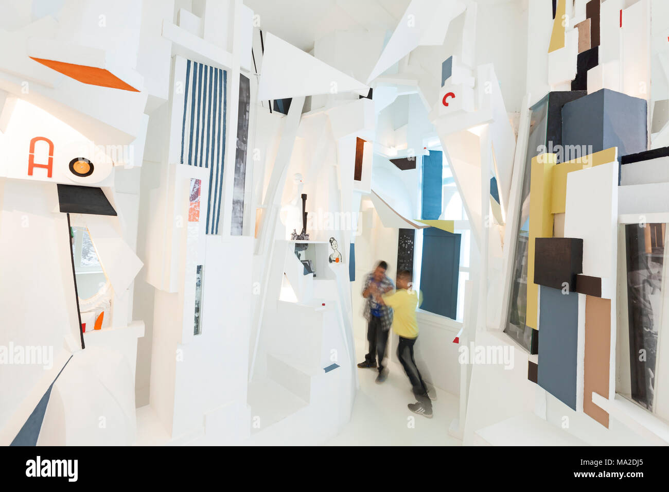 Innenraum der Merzbau in Sprengel Museum, Hannover, Deutschland ...