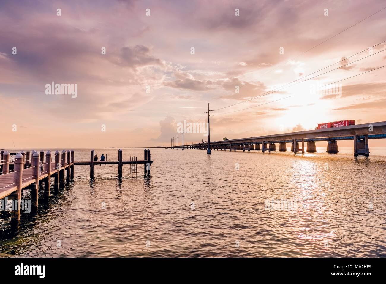 Marathon: Seven Mile Bridge vom Pier des Sunset Grille Restaurant ...