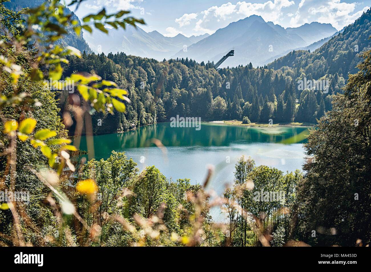 Der See Freibergsee in Oberstdorf mit der Sprungschanze im Hintergrund ...