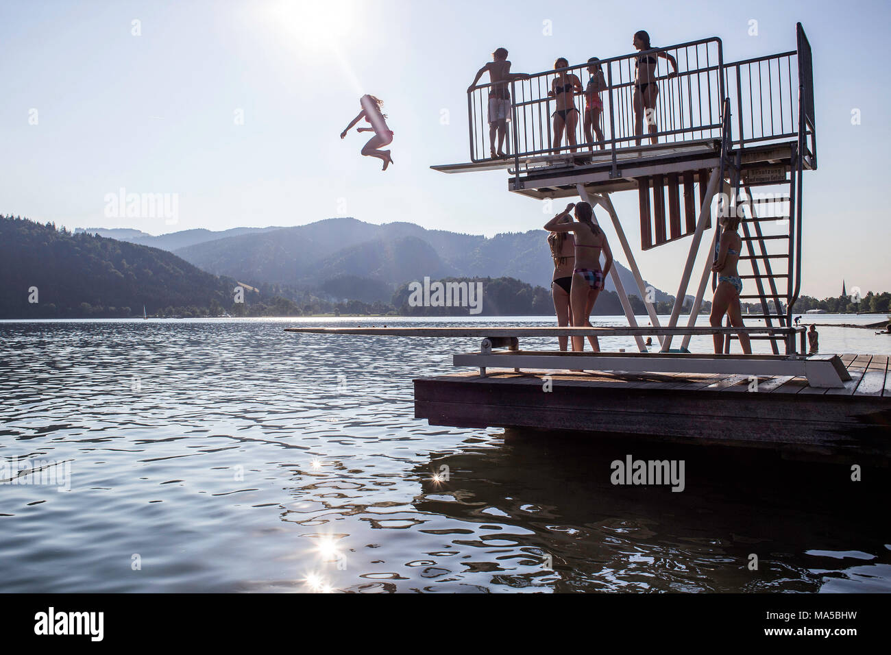 Jugendliche Springen vom 3-m-Sprungbrett im Strandbad Schliersee ...