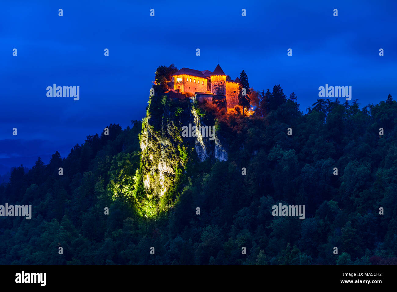 Bled burg und stadt bei nacht -Fotos und -Bildmaterial in hoher ...
