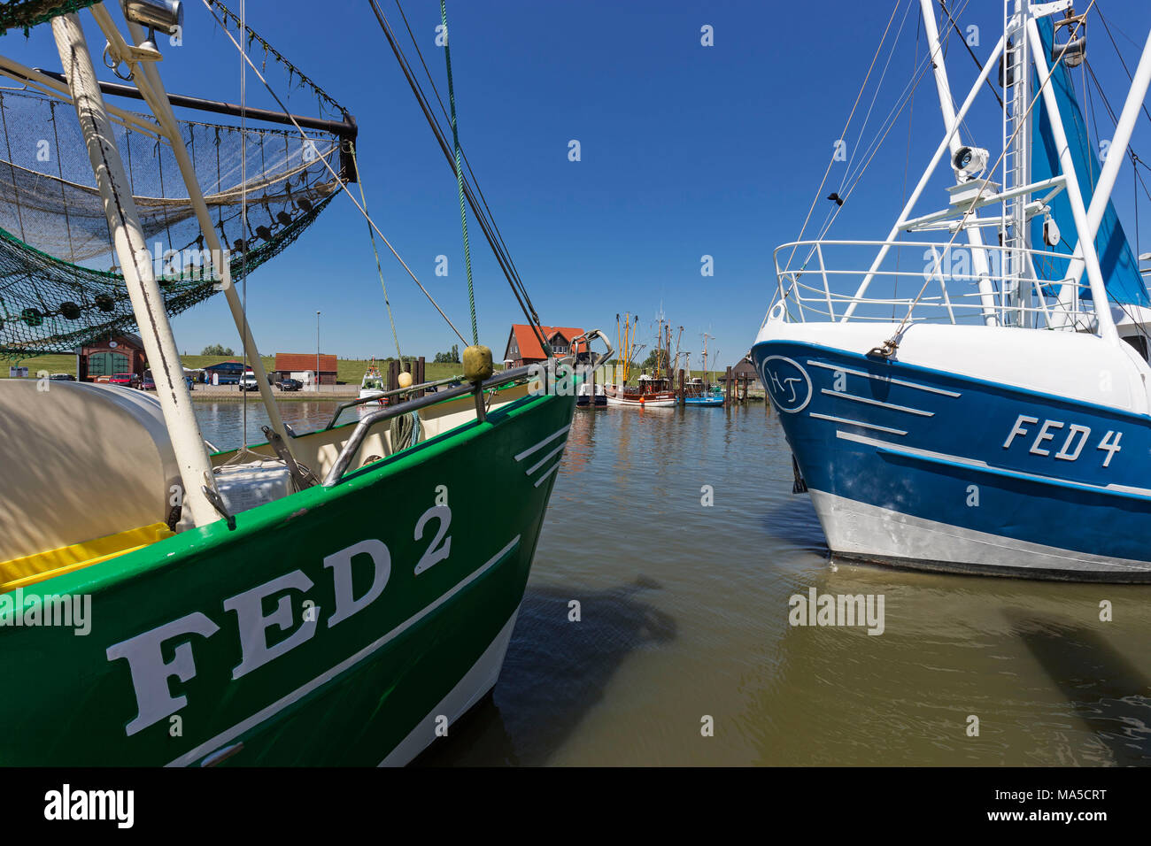 Fischerboot im hafen von fedderwardersiel -Fotos und -Bildmaterial in ...