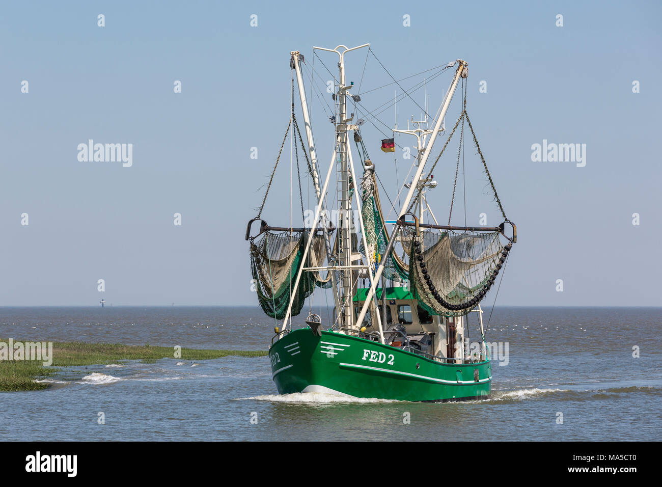 Angelkutter vor der hafeneinfahrt -Fotos und -Bildmaterial in hoher ...