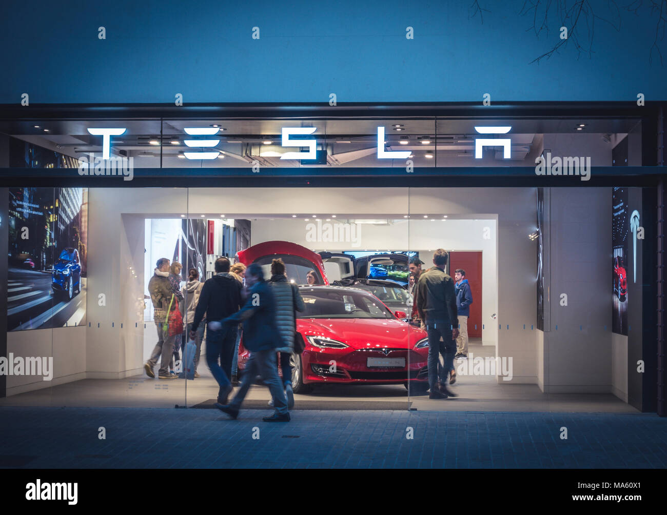 Tesla store -Fotos und -Bildmaterial in hoher Auflösung – Alamy