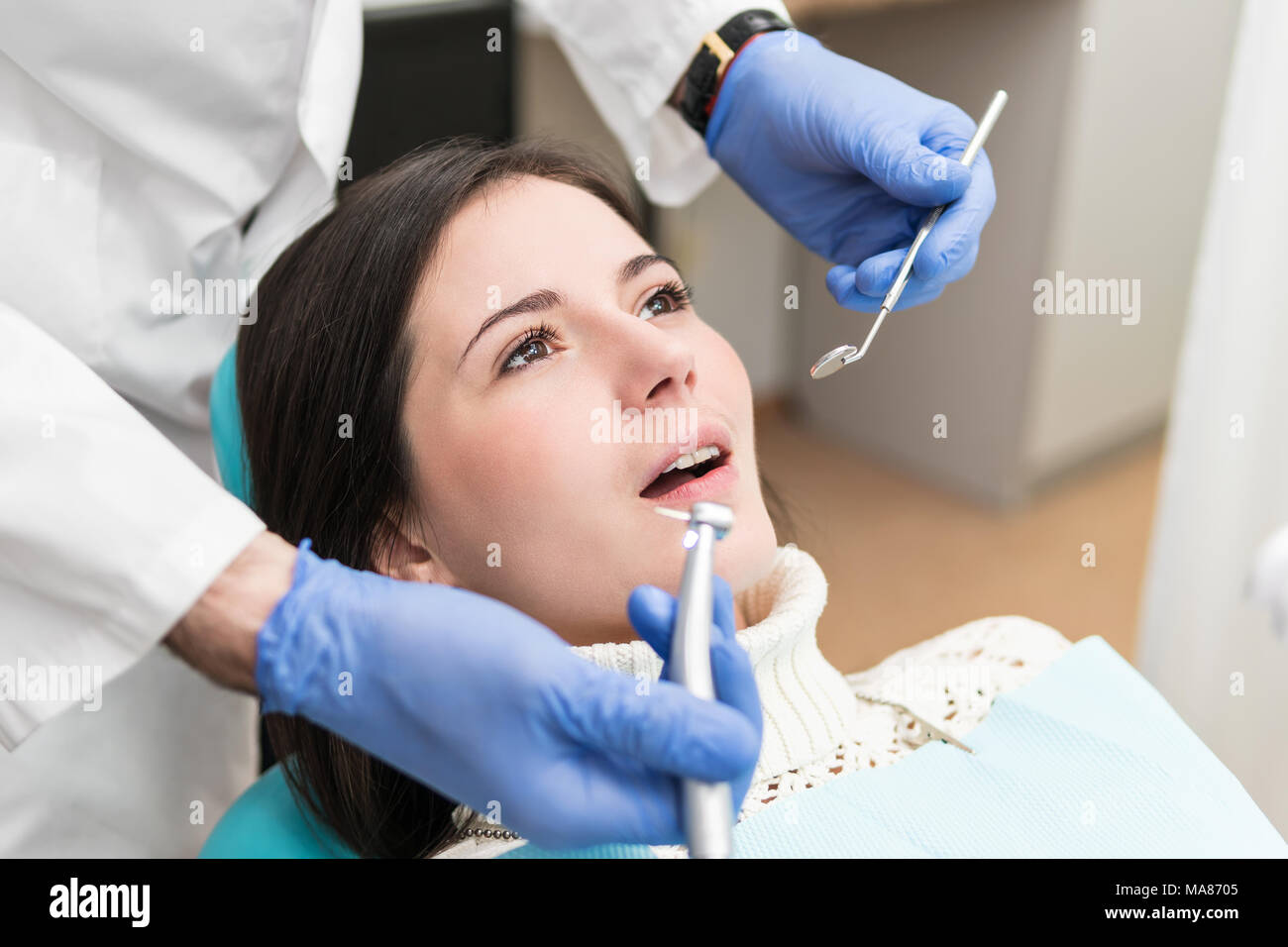 Junge frau beim zahnarzt bohren -Fotos und -Bildmaterial in hoher ...