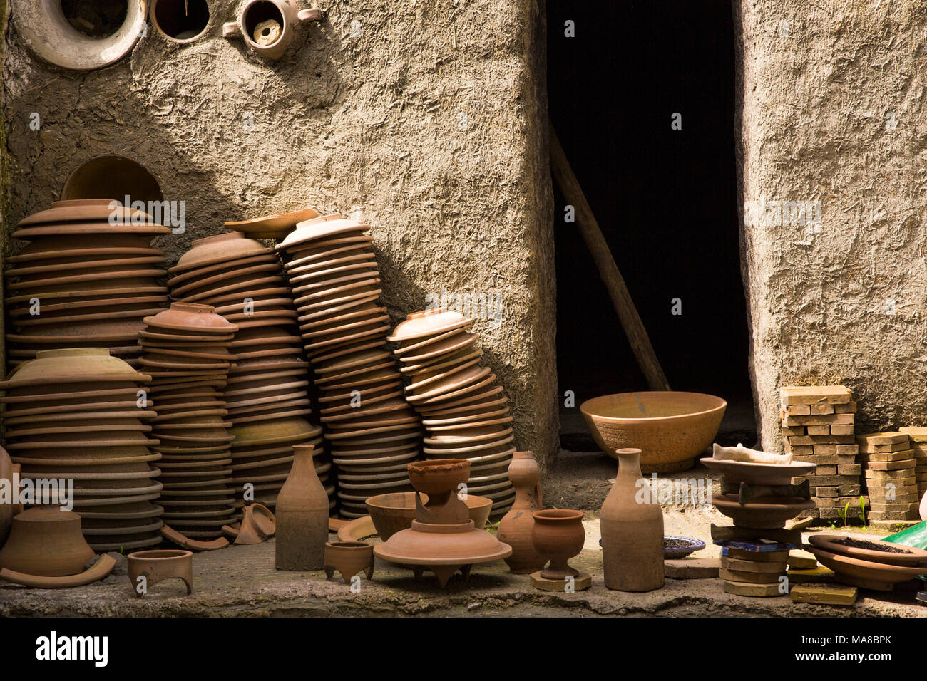 Marokko, Fes, Quartier des Potiers, Mosaique et Poterie de Fes, Keramik ...