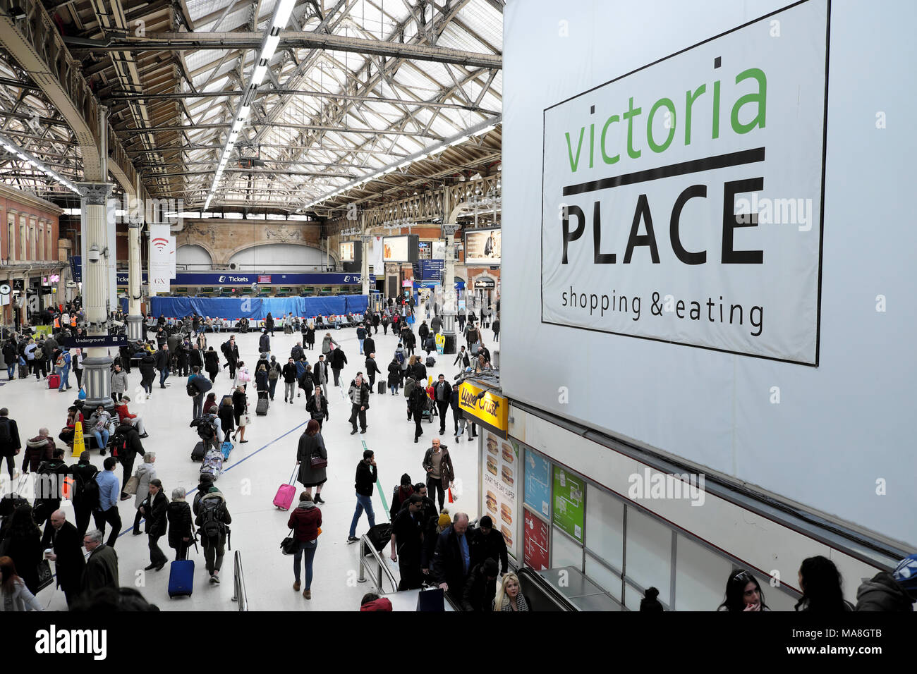 Ein Blick auf die Leute auf die bahnhofshalle am Bahnhof Victoria ...