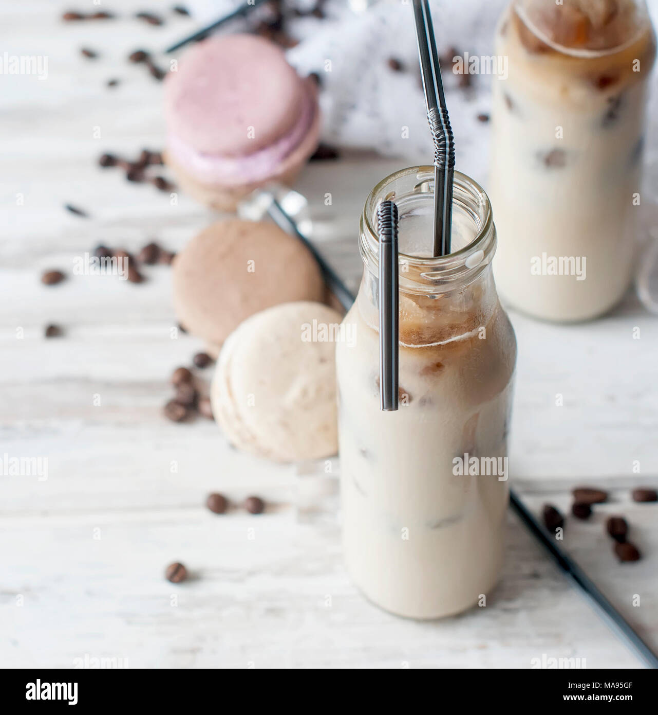 Kaffee Eis in der Flasche, Makronen,, Stücke von Schokolade und Kaffee ...