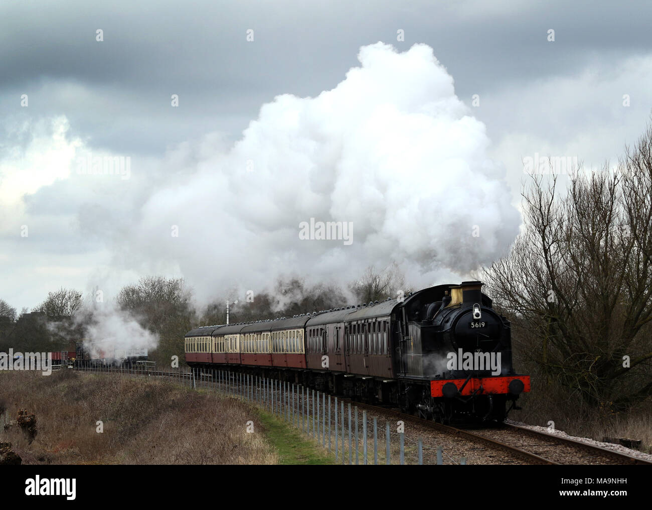 Dampflok Zug 5619 erhält einen vollen Kopf von Dampf auf der Nene ...