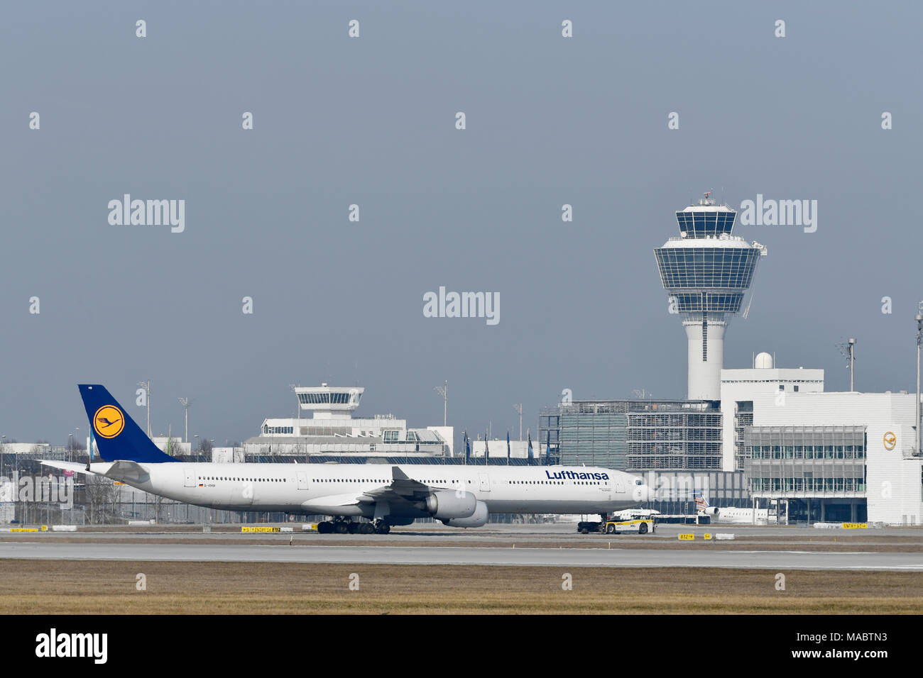 Airbus a340 600 flugzeuglandung -Fotos und -Bildmaterial in hoher ...