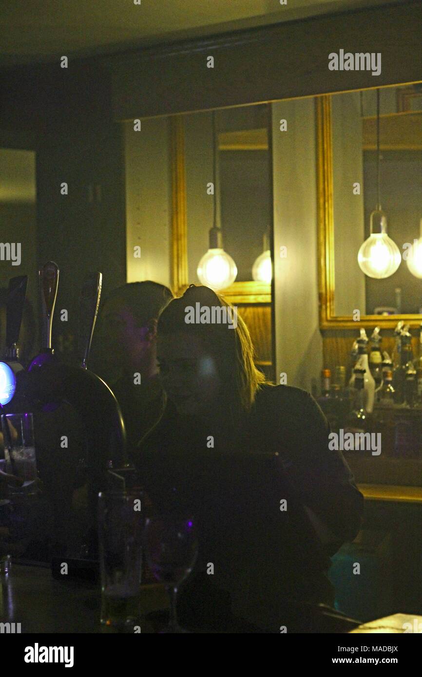 Barmaid club -Fotos und -Bildmaterial in hoher Auflösung – Alamy