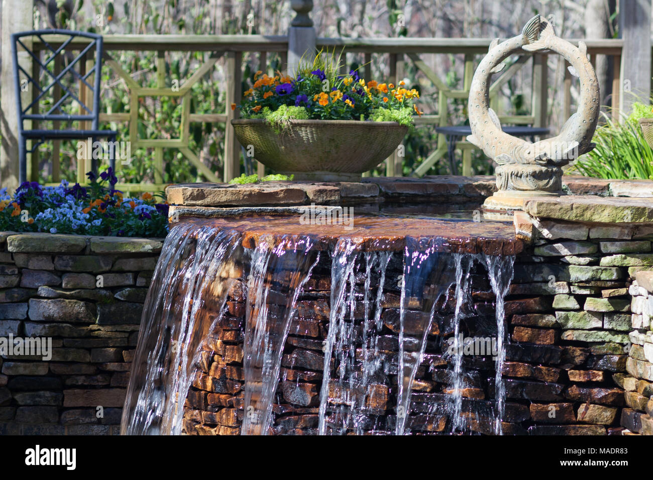 Wood fountain water house building -Fotos und -Bildmaterial in hoher ...