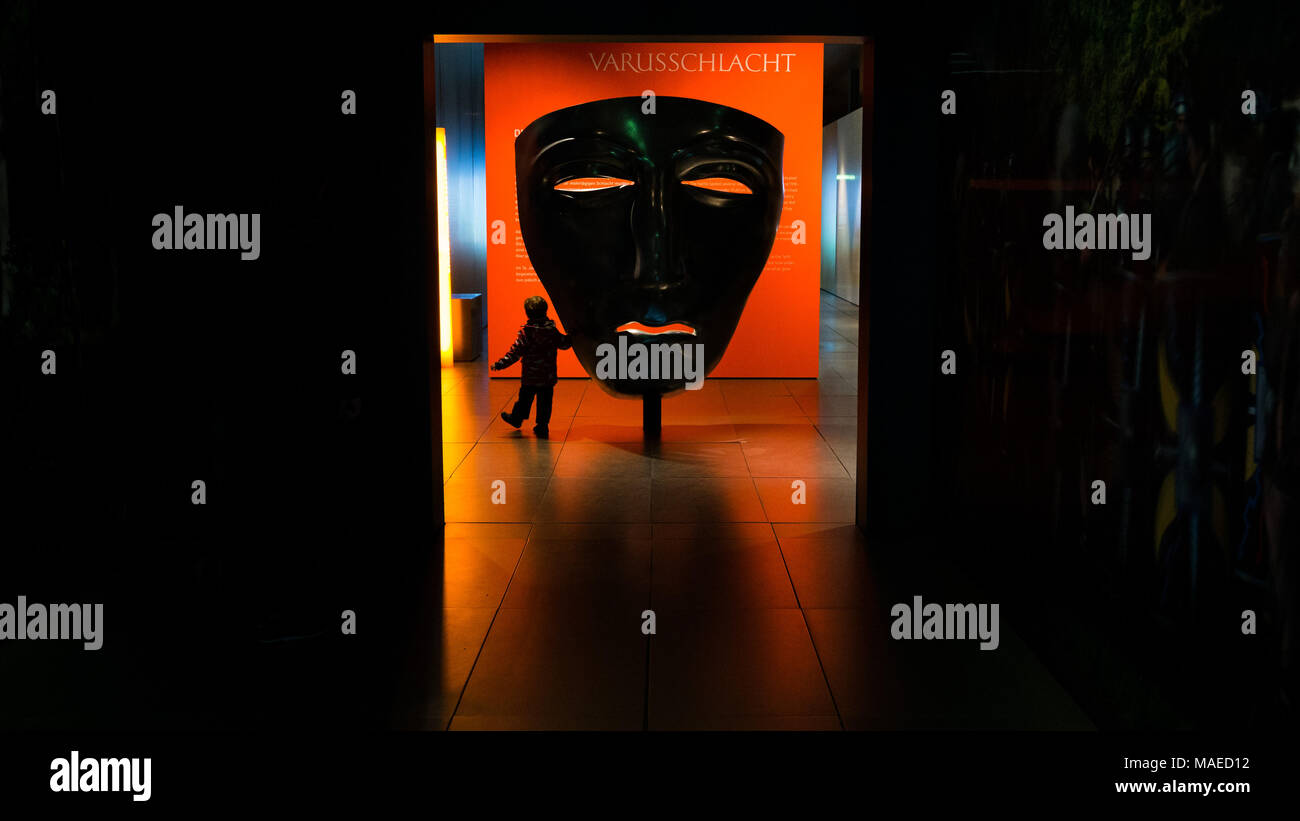 Varus mask -Fotos und -Bildmaterial in hoher Auflösung – Alamy