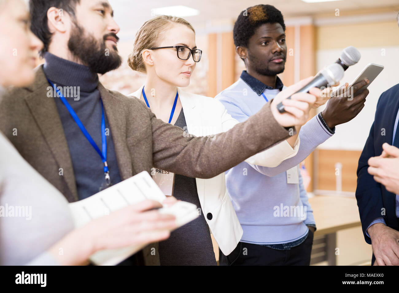 Frauen interviewen -Fotos und -Bildmaterial in hoher Auflösung – Alamy
