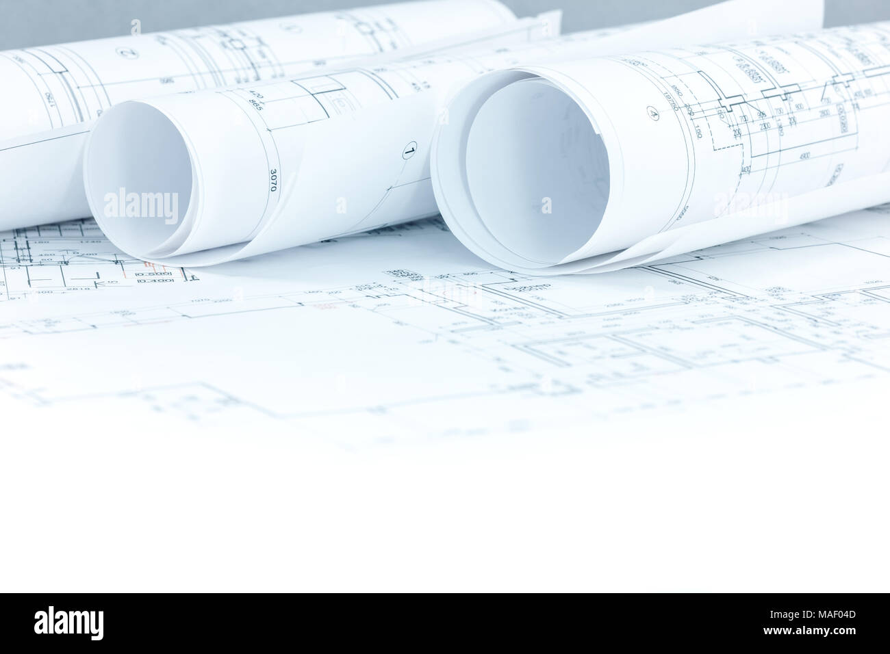 Bau plan in Fortschritt und Blueprint rollt auf Architekten ...