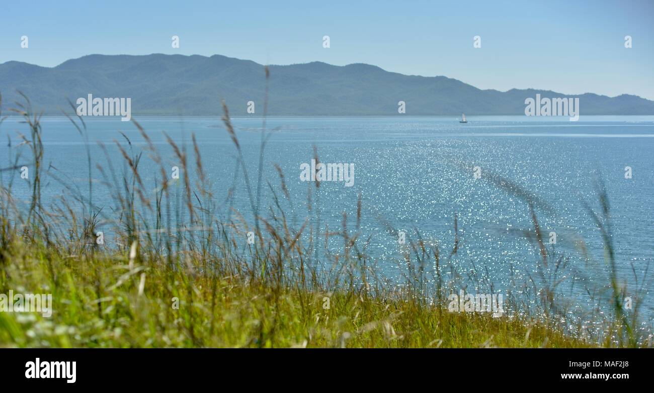 Panoramablick auf die insel von einem grasbewachsenen hang -Fotos und ...