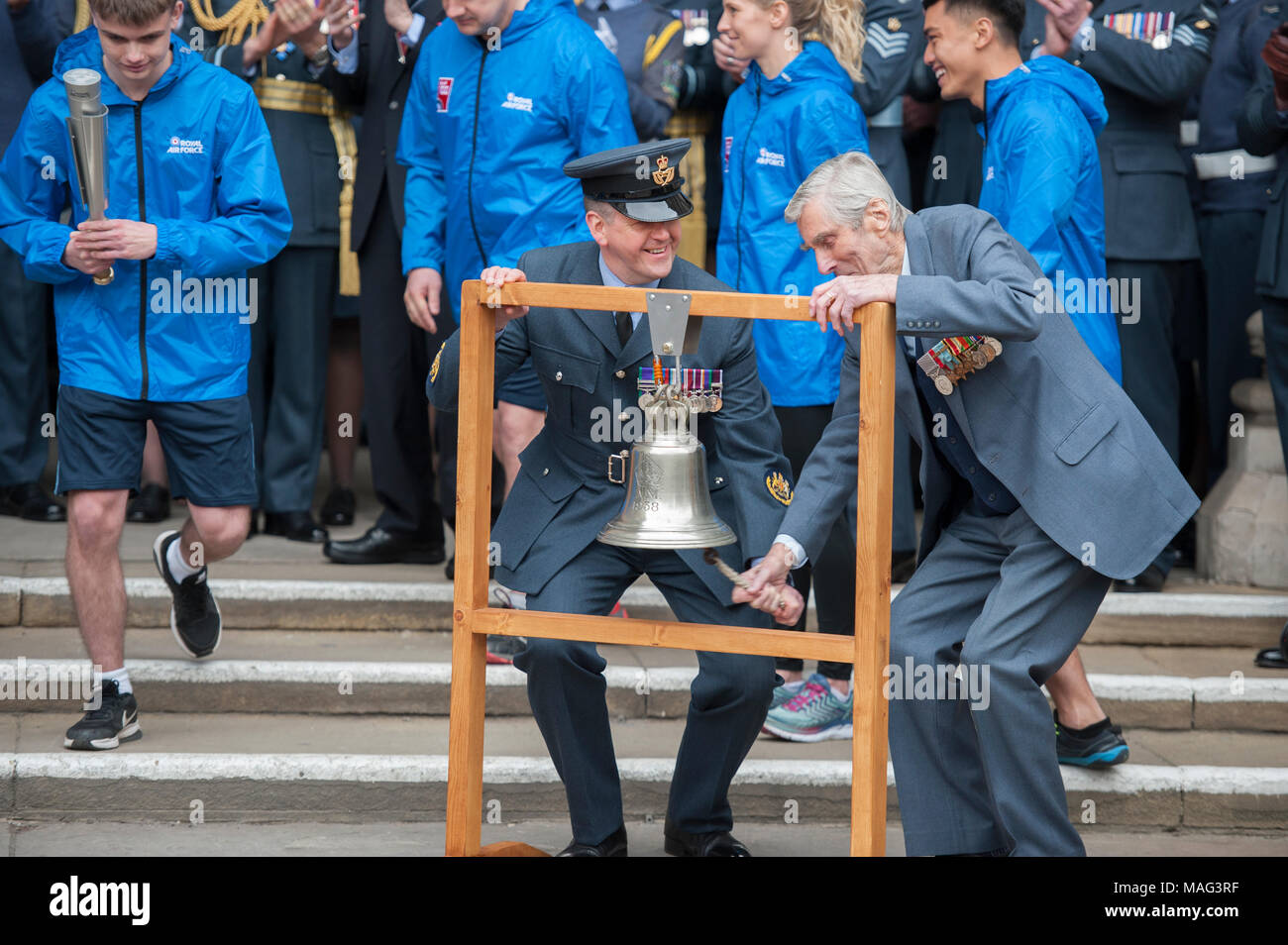 Einer der "Wenigen" Wing Commander (Retd) Paul Farnes, ehemaliger ...