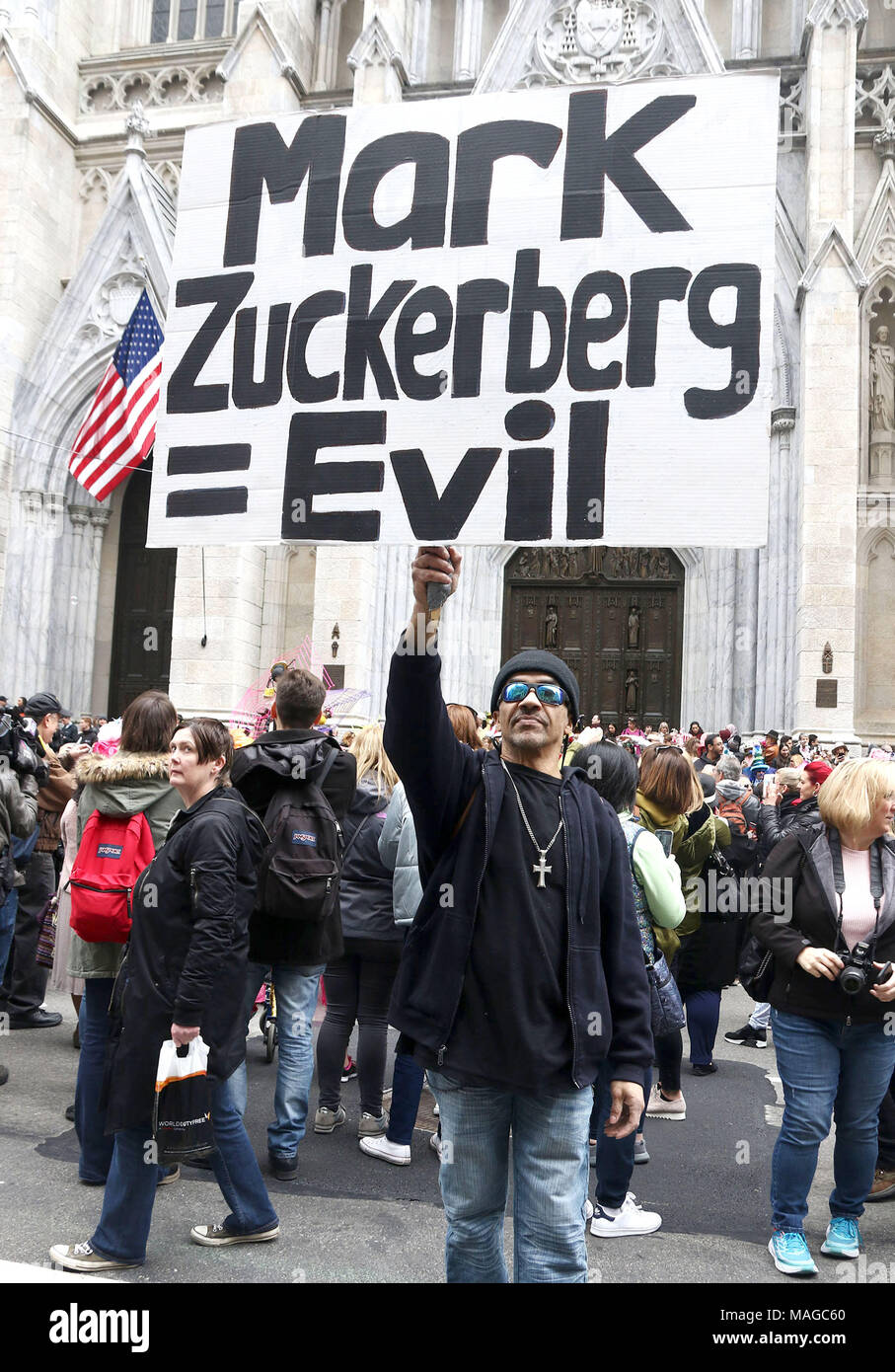 April 1, 2018 - New York City, New York, USA - eine Parade goer hält ...