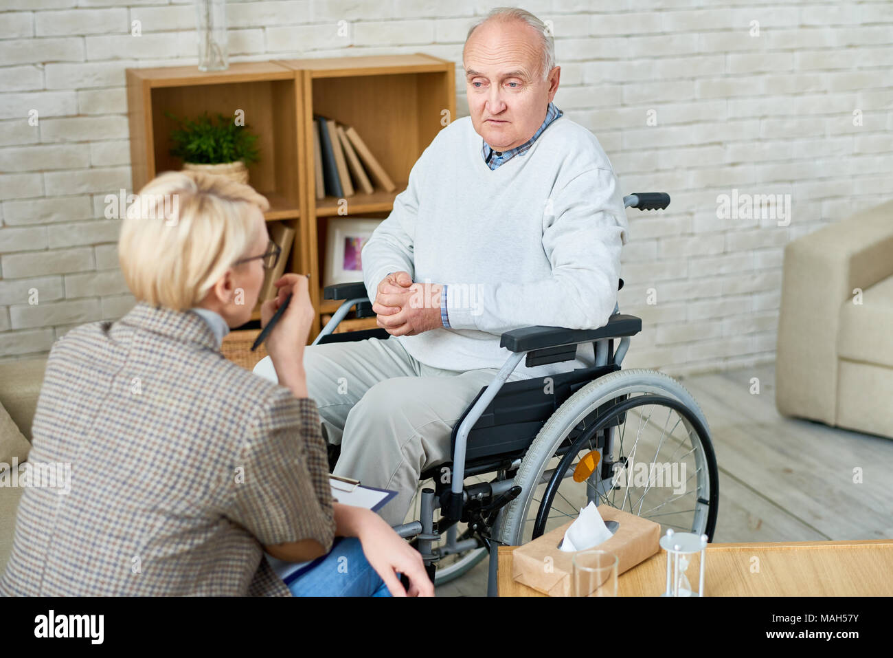 Behinderte behindert -Fotos und -Bildmaterial in hoher Auflösung – Alamy