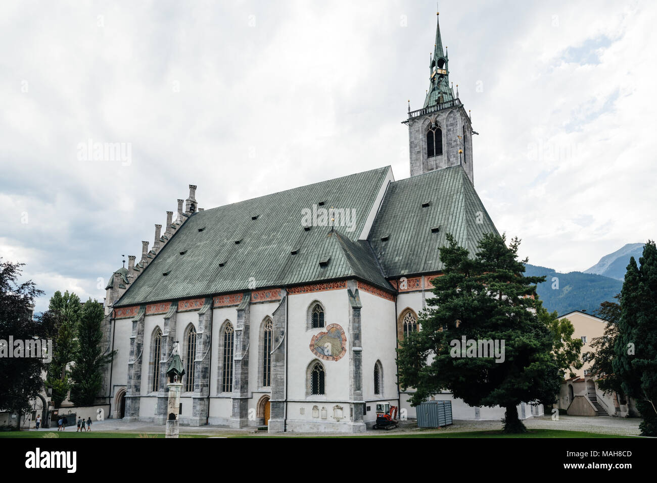 Schwaz, Österreich - August 8, 2017: Blick auf die Kirche von der ...
