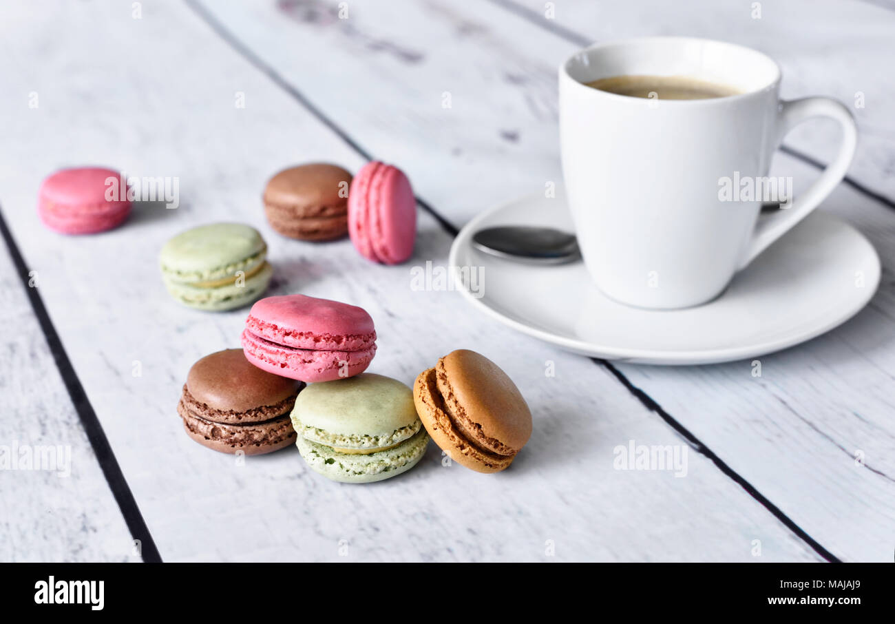 Leckere Makronen oder Macaron Kekse und Kaffee Tasse. Kaffeepause Szene ...